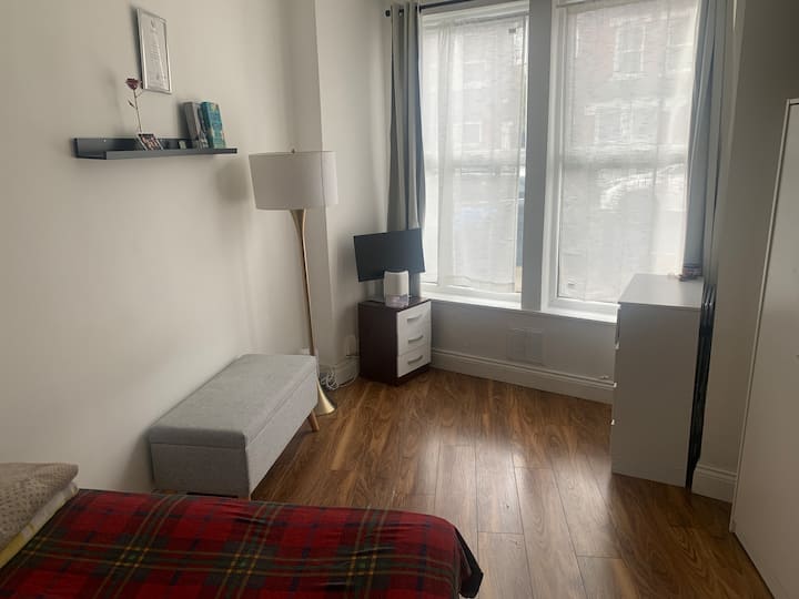 Spacious And Bright Room - London, UK