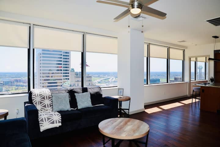Contemporary 1br | City View | Parking Included - State Thomas - Dallas