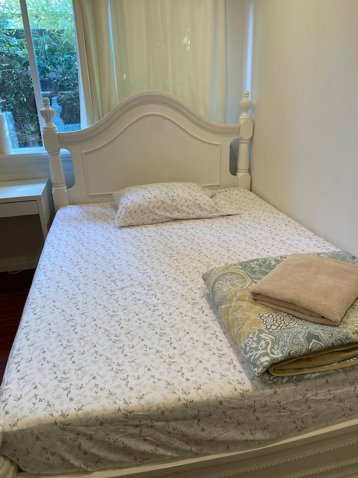Private Bedroom Walk To Market And Bus Station - 어바인