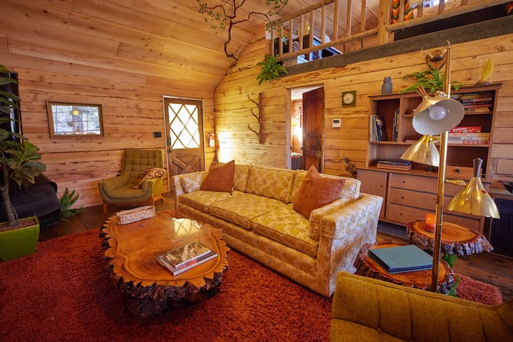 The Honeycomb Cabin! + Queen Bee Guest Suite - Bass Lake, CA