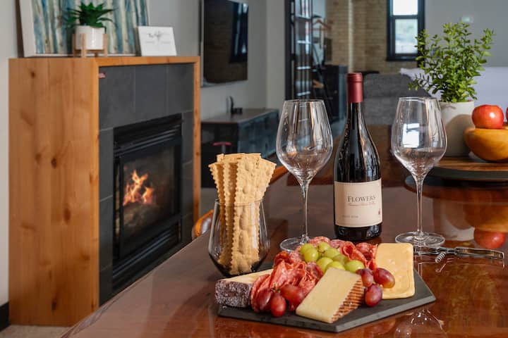 Canal Park Harbor View Suite | Pool, Hot Tub - Duluth, MN