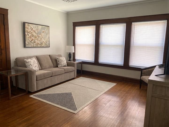 The Front One Spacious 1bd Apt - Bloomington