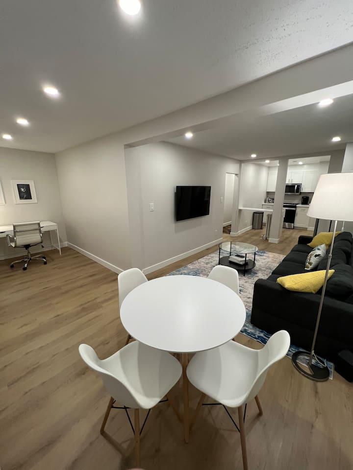 Newly Renovated 2 Bedroom Apartment In Port Credit - Mississauga