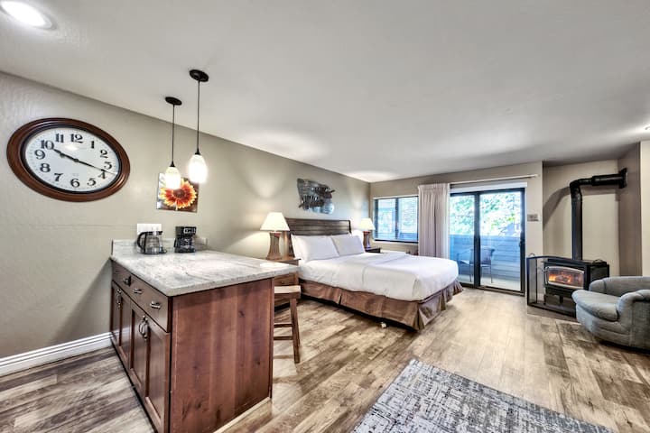Lakeland Village #221 - Remodeled Studio, Hot Tub - South Lake Tahoe