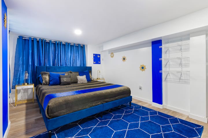 Sapphire | Private Basement King Room • 8 Min Airp - Cleveland, OH