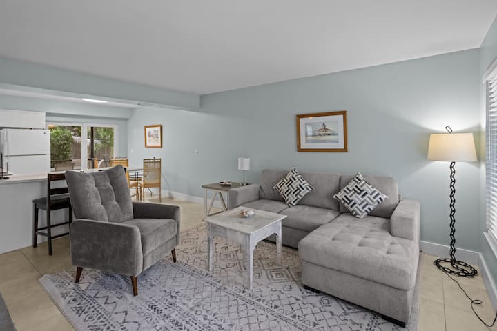 Cottage Near Zeus Park, Front Unit - Jupiter Island, FL