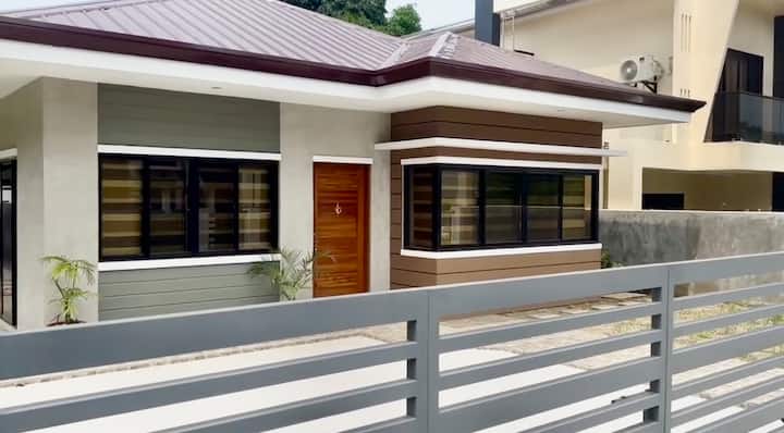 Bungalow 3 B/room House At Malarayat Gc - Anilao