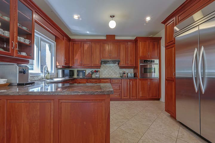 Cozy Retreat:everything Is New! - Richmond Hill