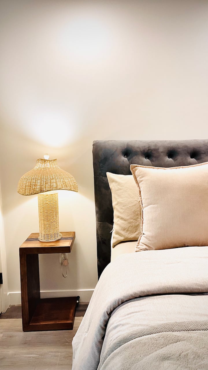 Comfy Neutral Living/free Parking - Canada