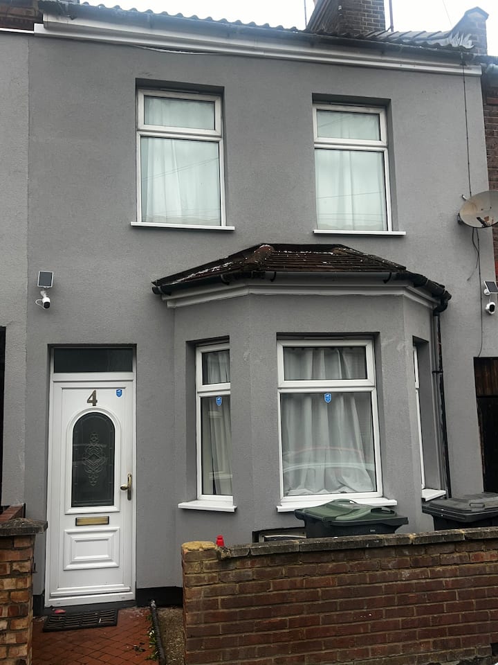 Spacious Luton Home - 루턴