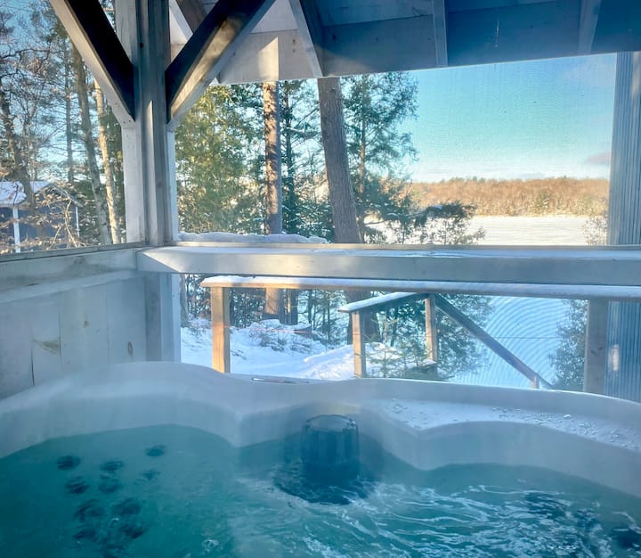 Muskoka Hideaway + Hot Tub/snowshoes/ski/snowboard - Huntsville