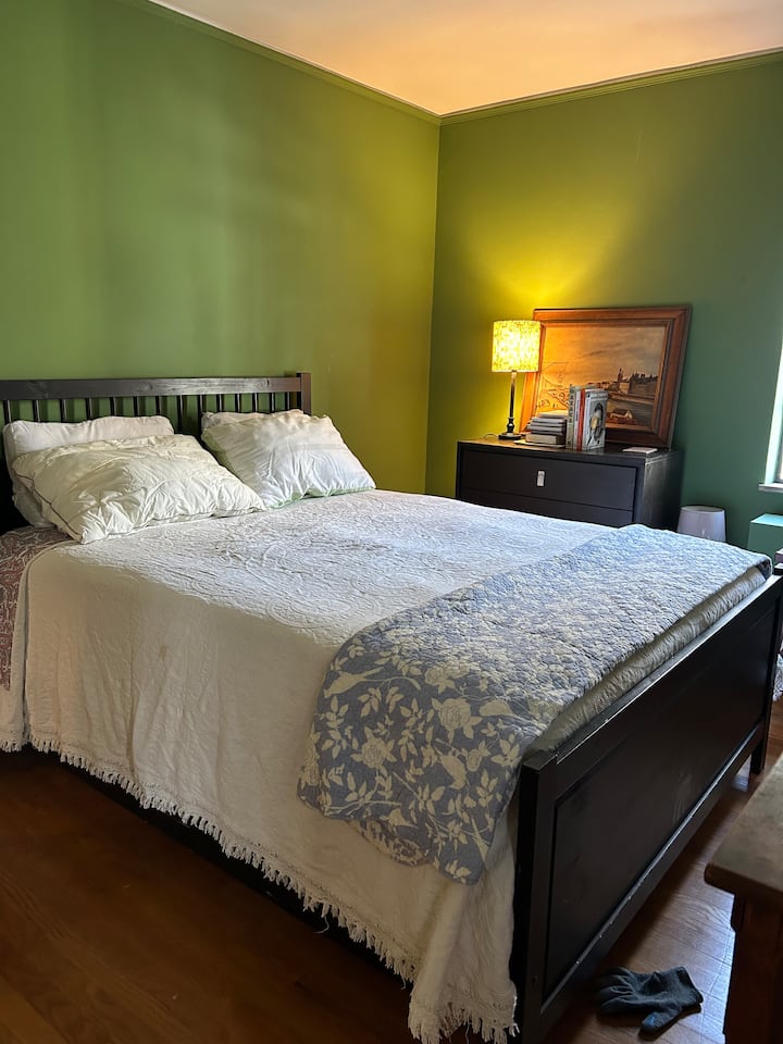 Lovely Room In Beautiful East Side Home - Grosse Pointe, MI