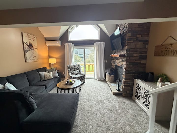 Cozy Cool Condo A/c + Balcony. Near Holiday Valley - Ellicottville, NY