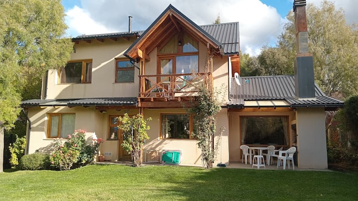 Cálida Casa En Bariloche, Amplio Jardin Y Parrilla - Bariloche