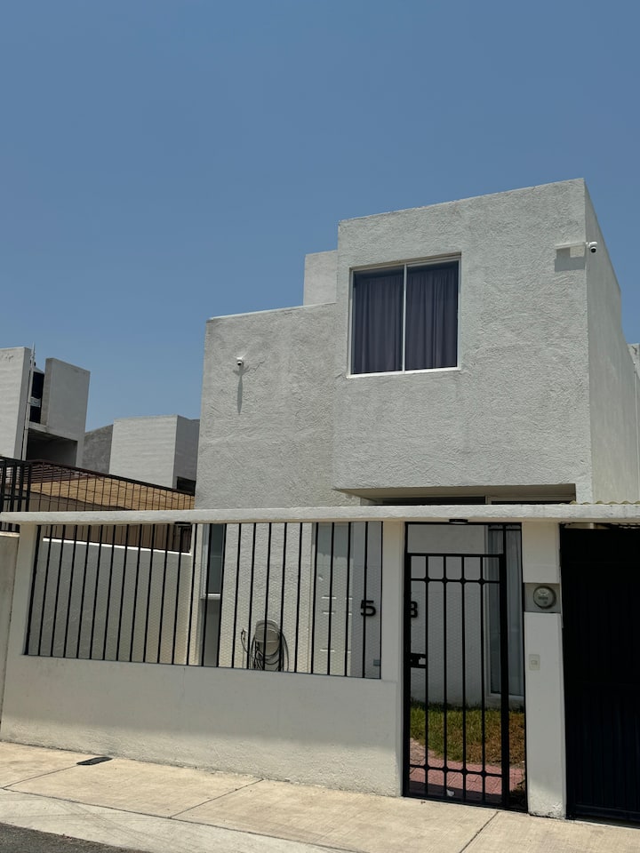 Casa Con 2 Habitaciónes Cómodas. Espaciosa - Querétaro