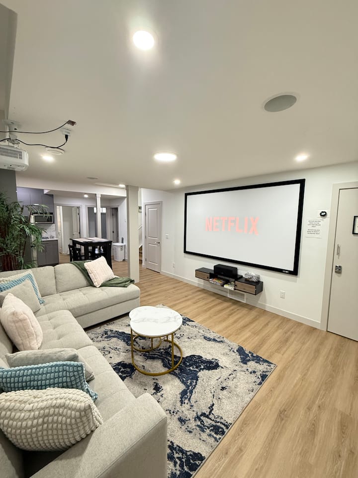 Airport Stylish2 Bedrooms Suite With Home Theatre - Calgary