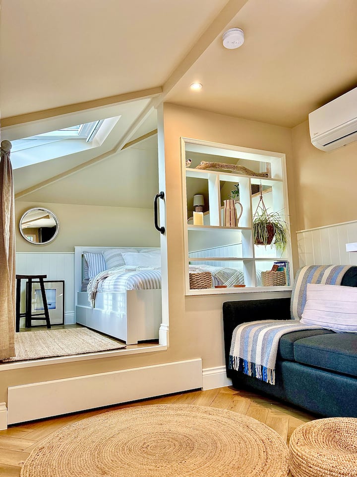 The Snug, A Tiny Home On A Golf Course By The Sea - Dunster