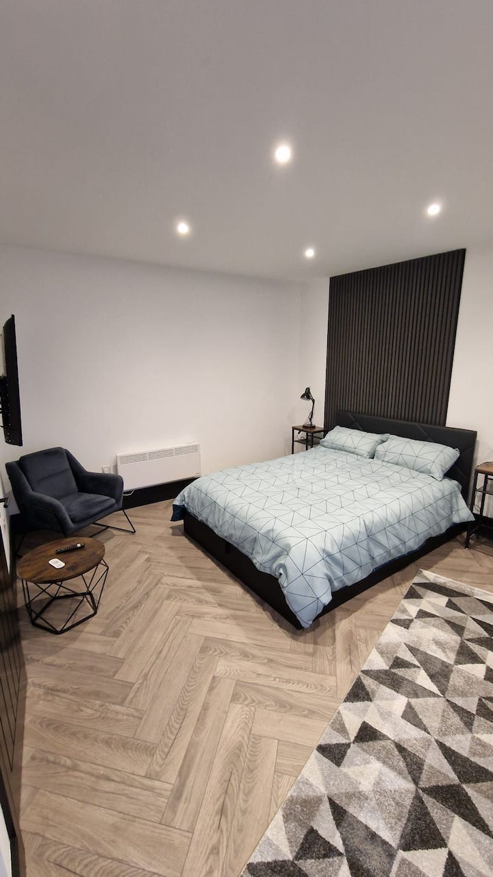 Outhouse With Free Parking And Ensuite - Newport