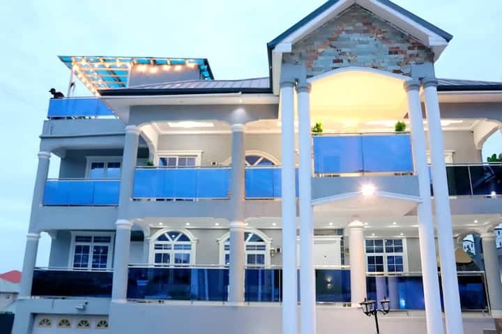 Sugarville-luxurious House With Rooftop And A Pool - Ghana