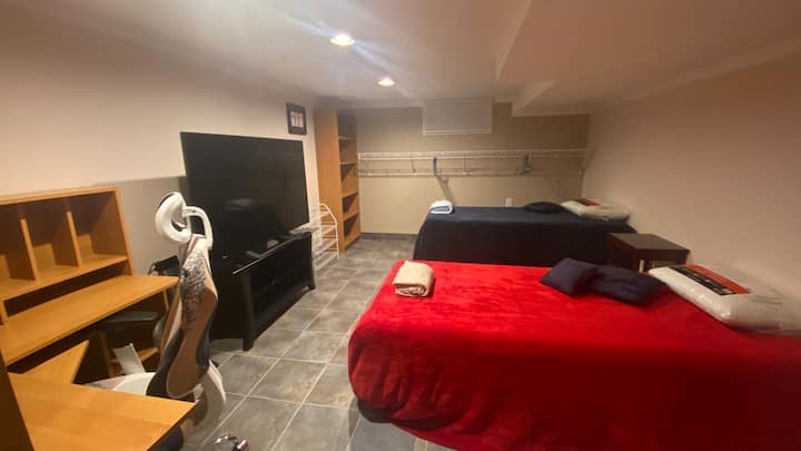Private Room. Independent Entrance. #2 - Windsor