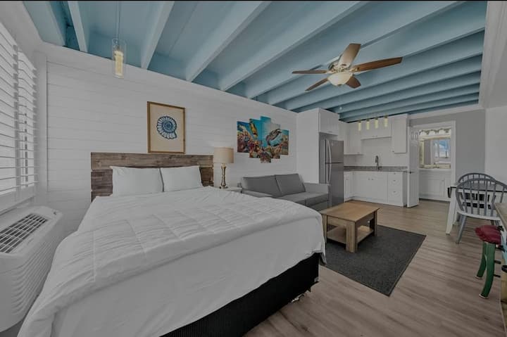 Beachfront Studio • Coastal Views • Pool Access - Panama City Beach, FL