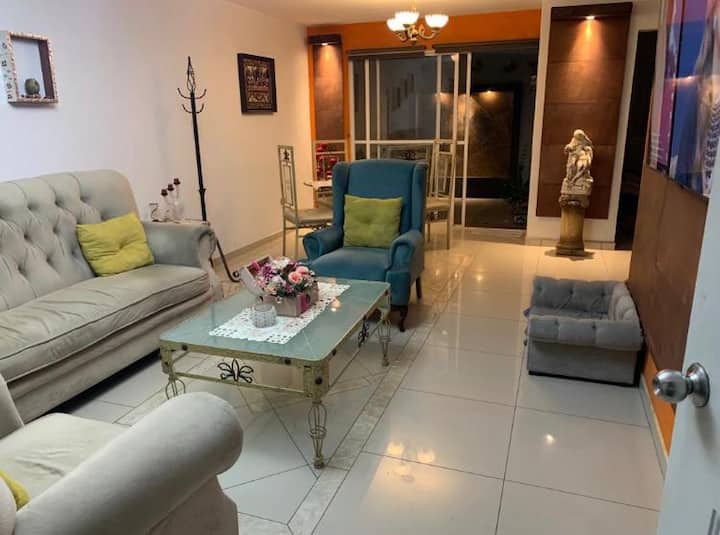Casa 2 Plantas Y 4 Recámaras - Aguascalientes