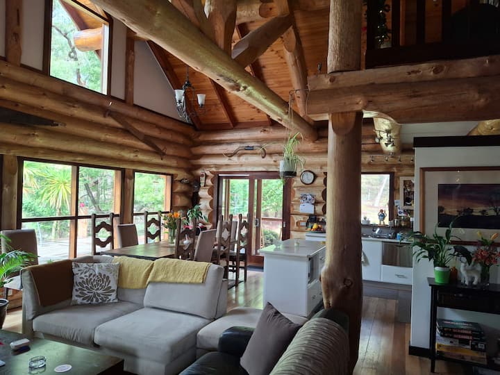 Loghome Getaway - Greendale