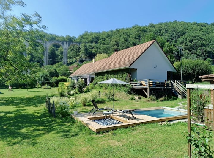 • 'La Passiflore' | Jacuzzi | Piscine | Massages • - Martel