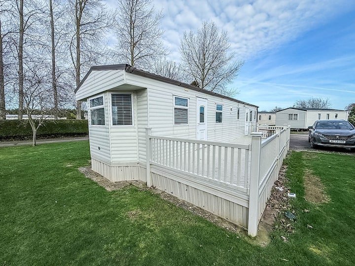 Caravan With Spacious Decking Ref 33035v - Skegness