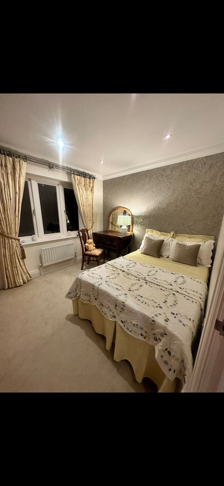 The Manila Room In Surrey - Shere