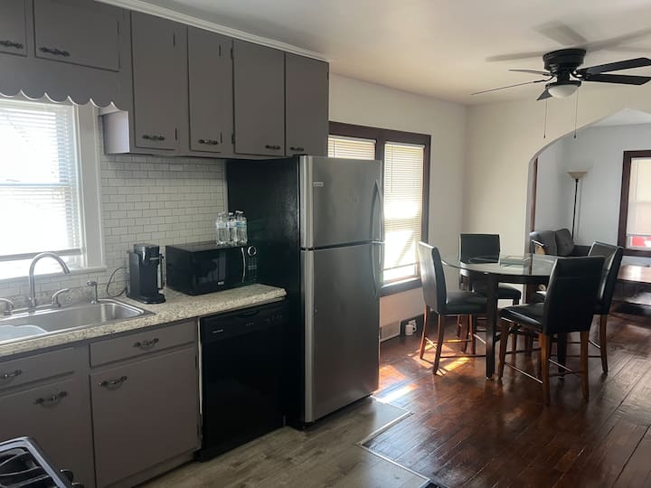 Fully Furnished Open Floor Bedrooms House. - Jackson, MI