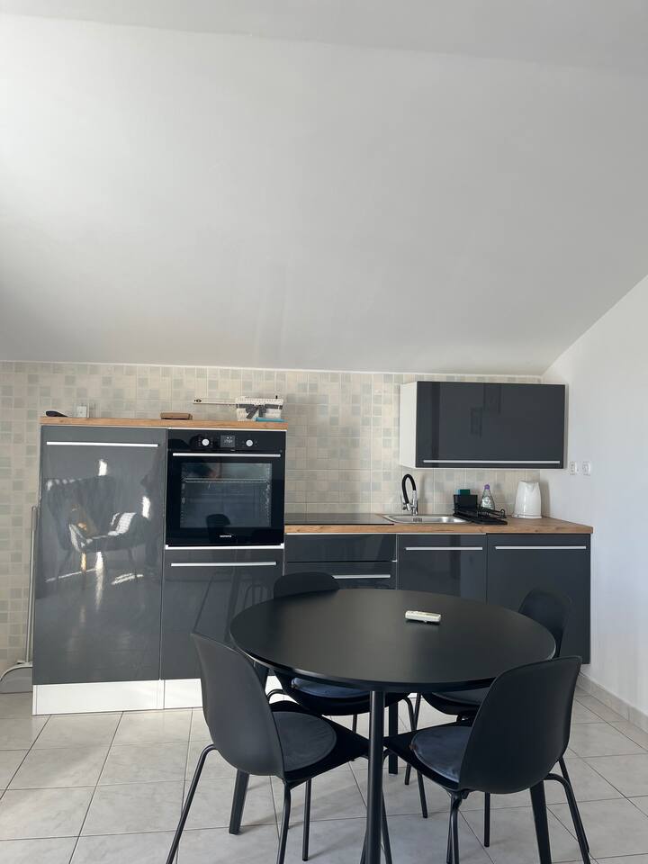 Black Cozy Apartment - Jezera