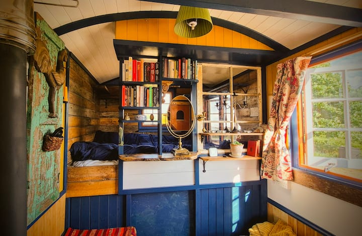 Cosy & Spacious Shepherd's Hut With Stunning Views - Shepton Mallet