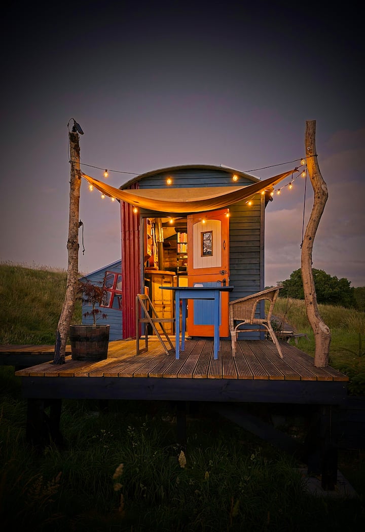 Cosy & Spacious Shepherd's Hut With Stunning Views - Shepton Mallet