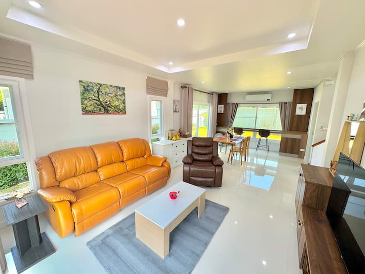 Guest Fav! 3br Cozy Home | Gated | Near Kad Farang - San Pa Tong District