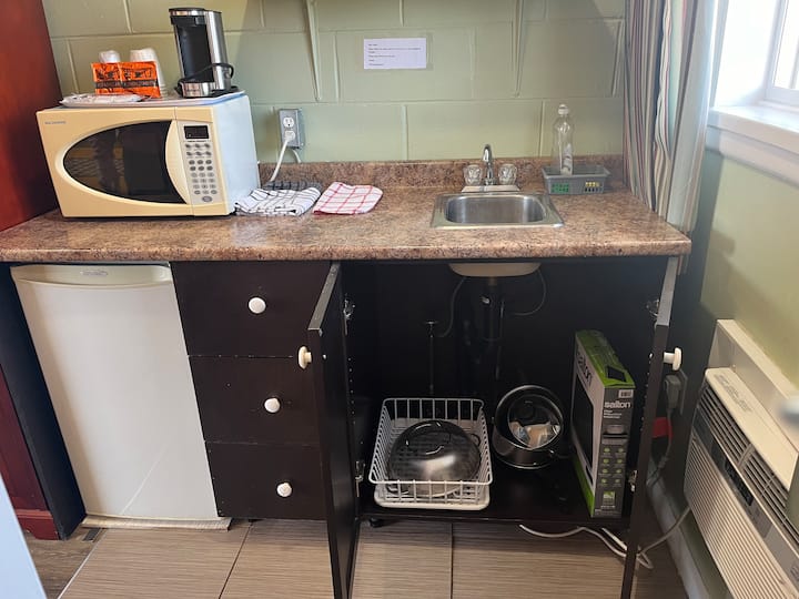 2 Queen Beds Kitchenette Room - Perth, ON, Canada