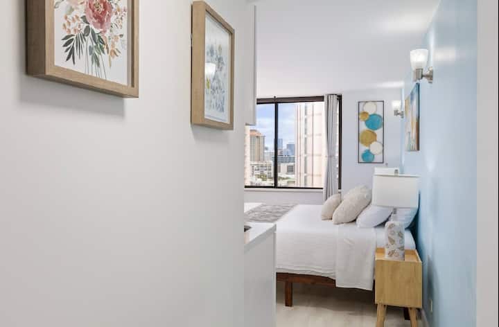 Exquisite Ocean View Renovated Studio W/king Bed - Honolulu