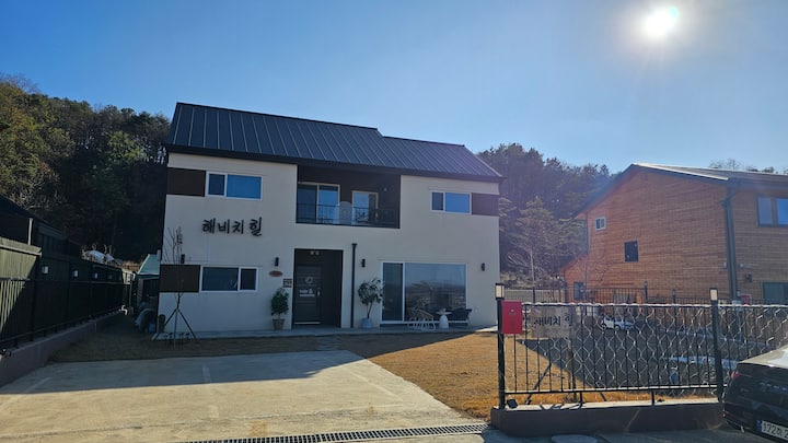 해비치 힐
프라이빗하고 조용한 전원주택
5월부터 수영장개장, 각종모임,워크샵 등 - 문산읍