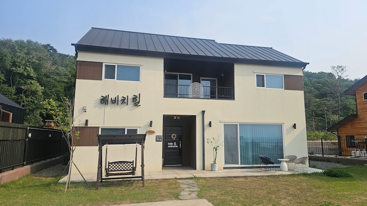 해비치 힐
프라이빗하고 조용한 전원주택
5월부터 수영장개장, 각종모임,워크샵 등 - 월롱면