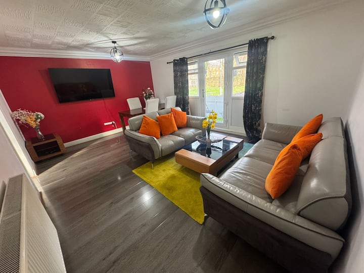 Main Door House Near City With Car Parking & Patio - Glasgow