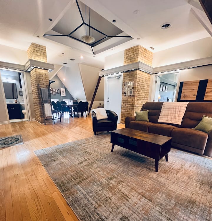 Lofty Escape Awaits: Elegant And Chic 3-bedroom - London