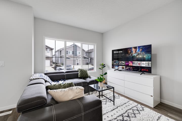 *Cozy Getaway* 4 Beds| Close To Airport - Edmonton
