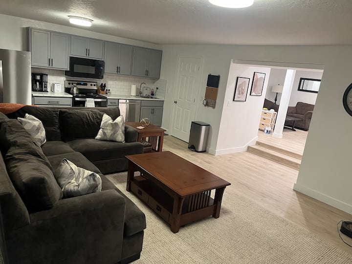 Private Downstairs Basement 2 Bed/1 Bath - 尤金