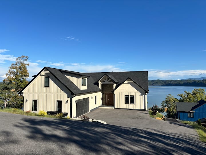 Exclusive Lakefront Retreat On Douglas Lake - White Pine, TN