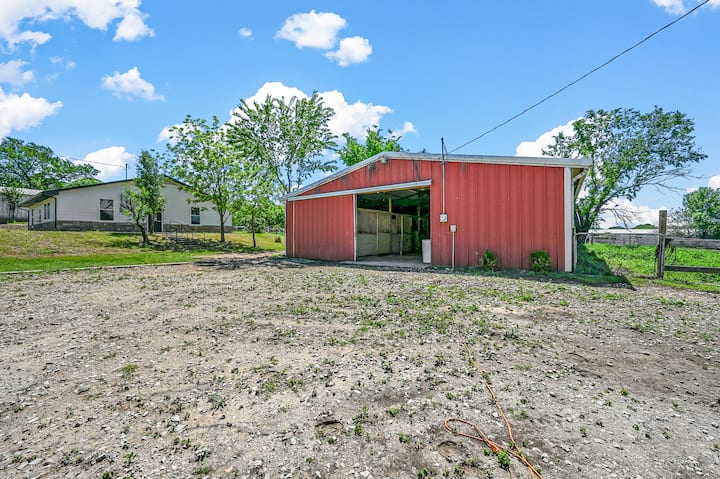 Horse Hotel With Pasture - Splash Park, Springtown