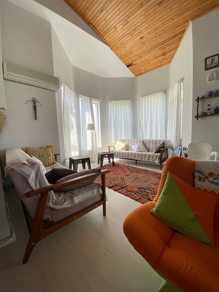Havuzlu Geniş Bahçeli Villa - Foça