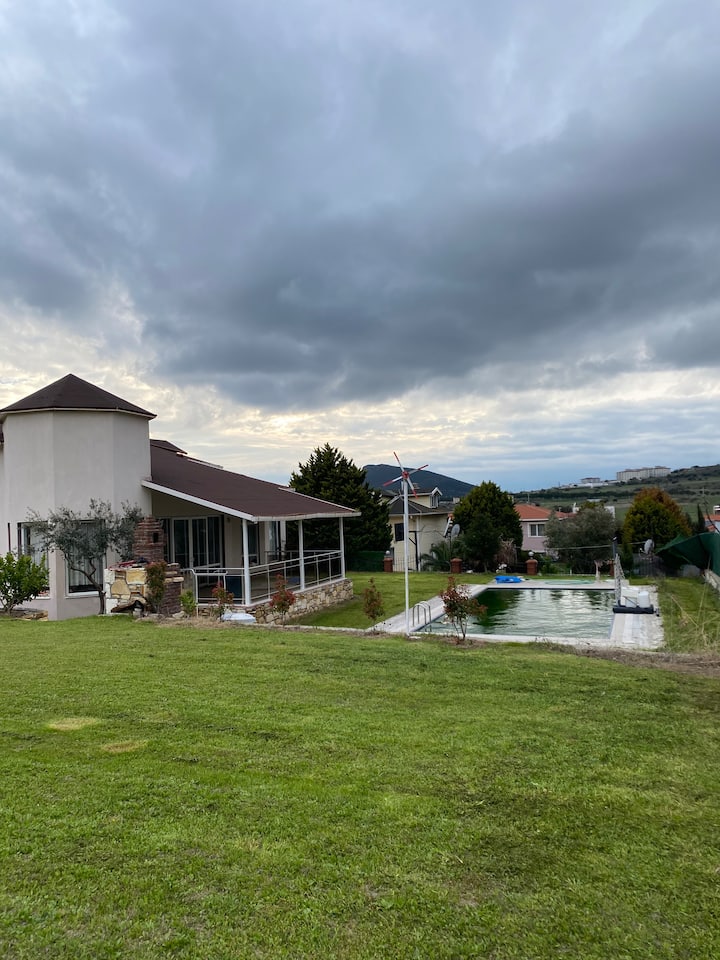Havuzlu Geniş Bahçeli Villa - Foça
