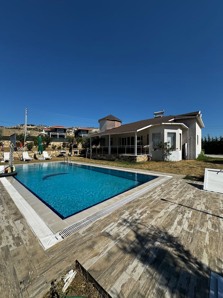 Havuzlu Geniş Bahçeli Villa - Foça