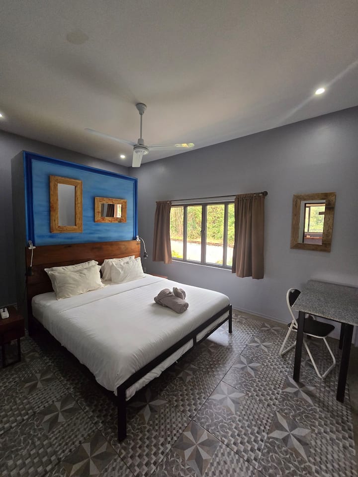 Apartment N°8: Furnished, Pool Access & River View - Luang Prabang