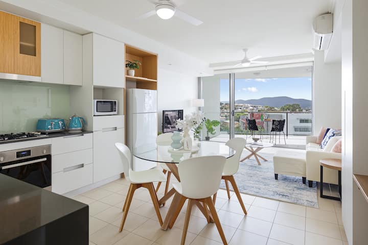 Quiet, Pretty Apartment - 2 Pools, Gym & Parking - Brisbane